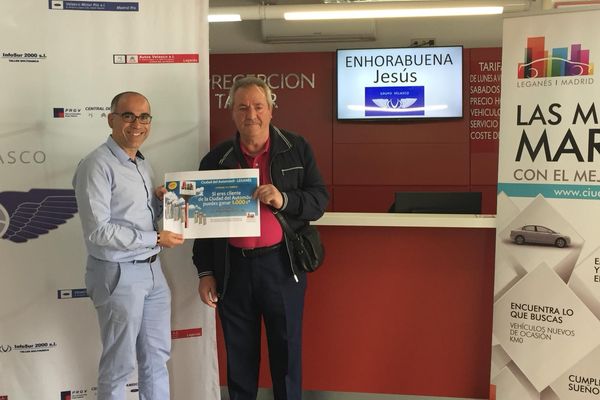 Entrega del cheque de 1.000€ al ganador del sorteo de Abril